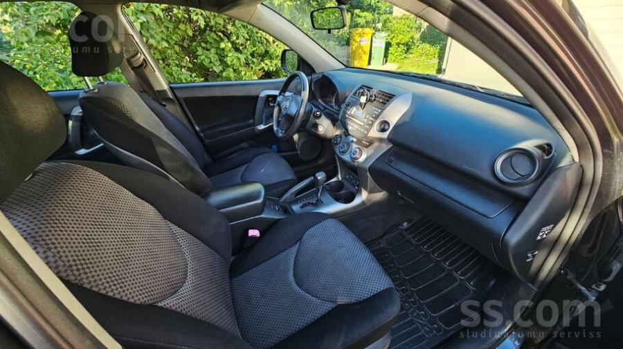 Pelēks Toyota RAV4 2007 Rīga, ar dzinēja tilpumu 2.00 L un nobraukumu 275 tūkst. km par 3300 €, foto 5 vietnē AUTOMOTO.COM.LV
