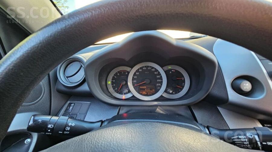 Pelēks Toyota RAV4 2007 Rīga, ar dzinēja tilpumu 2.00 L un nobraukumu 275 tūkst. km par 3300 €, foto 7 vietnē AUTOMOTO.COM.LV