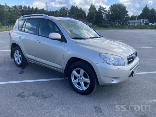 Grey Toyota RAV4 2007 in Riga, with an engine capacity of 2.00 L and mileage of 217 thousand km for 4600 €, photo 1 on AUTOMOTO.COM.LV