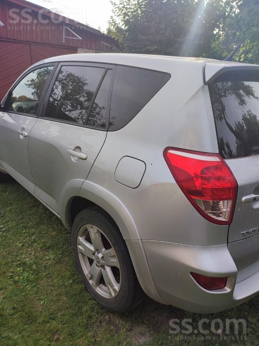 Pelēks Toyota RAV4 2007 Rīga, ar dzinēja tilpumu 2.20 L un nobraukumu 274 tūkst. km par 4800 €, foto 3 vietnē AUTOMOTO.COM.LV