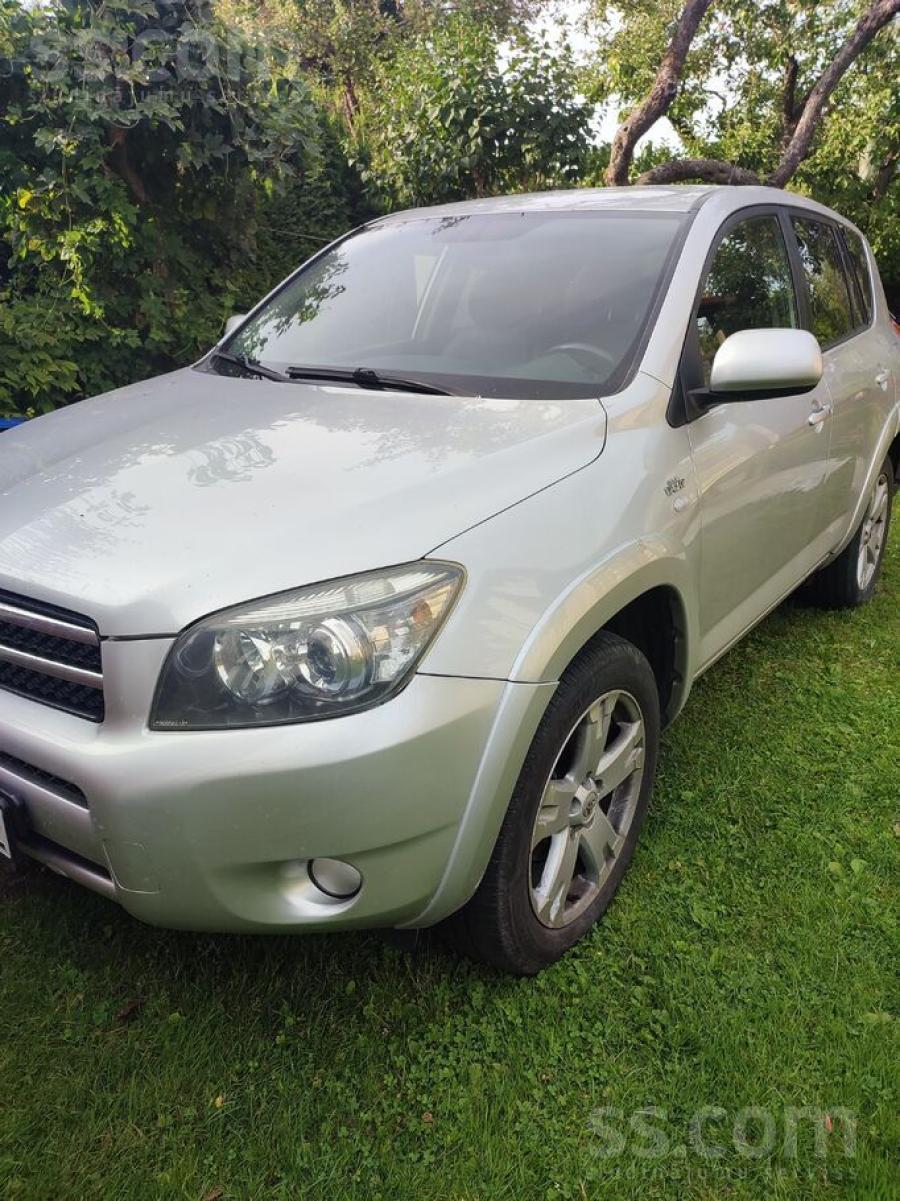 Pelēks Toyota RAV4 2007 Rīga, ar dzinēja tilpumu 2.20 L un nobraukumu 274 tūkst. km par 4800 €, foto 5 vietnē AUTOMOTO.COM.LV