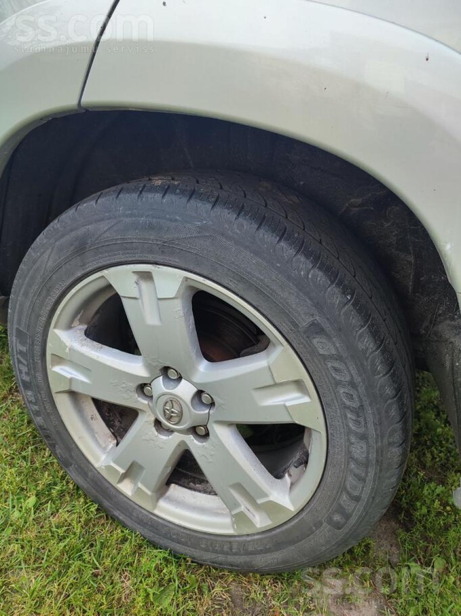 Pelēks Toyota RAV4 2007 Rīga, ar dzinēja tilpumu 2.20 L un nobraukumu 274 tūkst. km par 4800 €, foto 6 vietnē AUTOMOTO.COM.LV