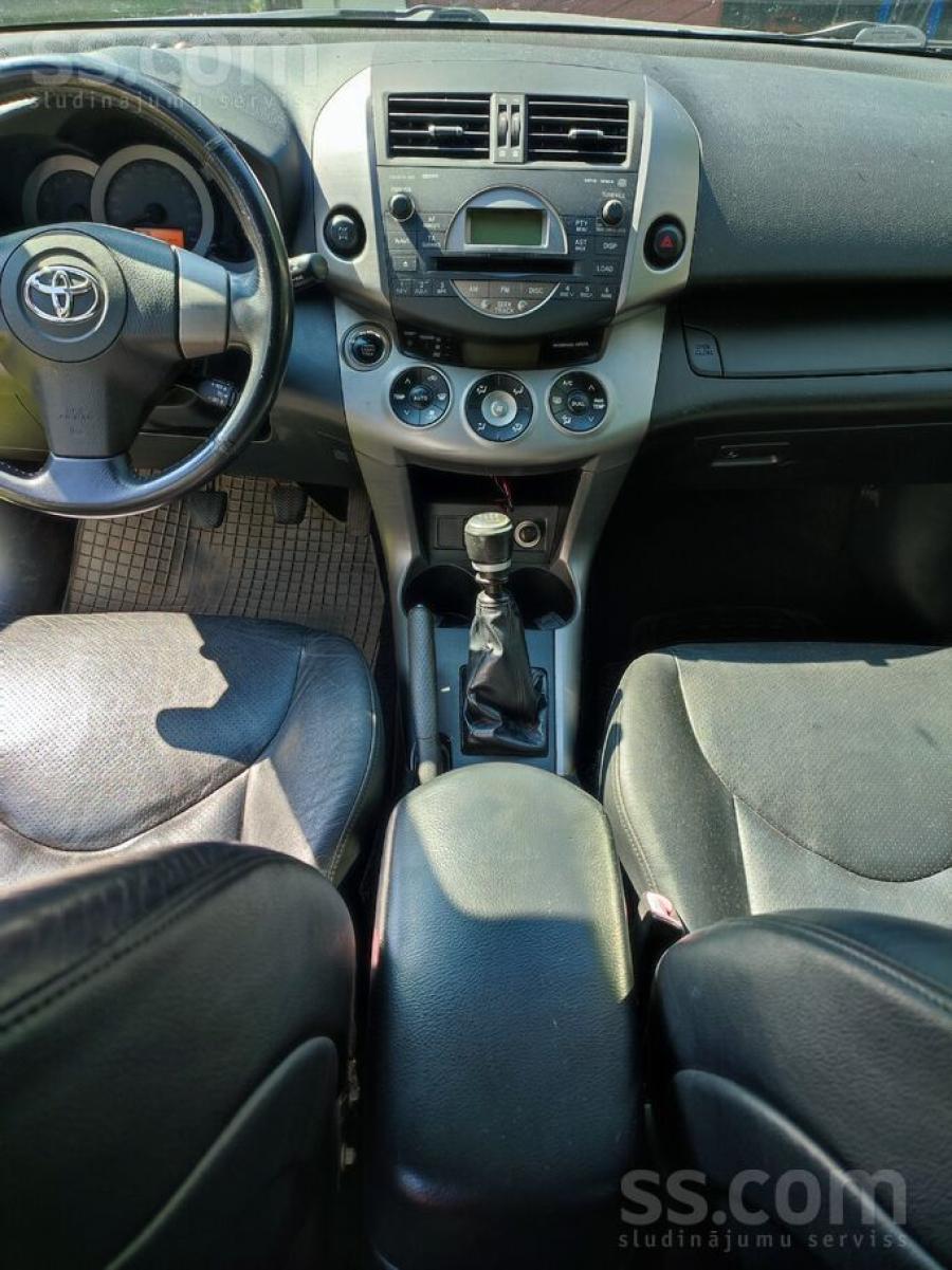 Pelēks Toyota RAV4 2007 Rīga, ar dzinēja tilpumu 2.20 L un nobraukumu 274 tūkst. km par 4800 €, foto 7 vietnē AUTOMOTO.COM.LV