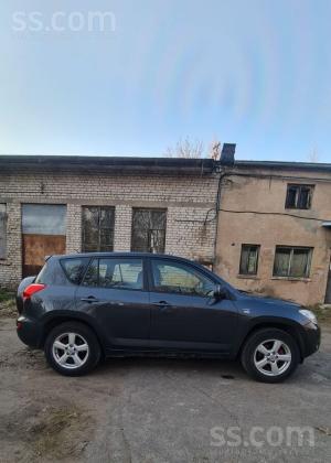 Grey Toyota RAV4 2007 in Riga, with an engine capacity of 2.20 L and mileage of 191 thousand km for 5300 €, photo 4 on AUTOMOTO.COM.LV