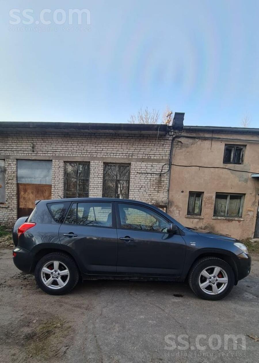 Grey Toyota RAV4 2007 in Riga, with an engine capacity of 2.20 L and mileage of 191 thousand km for 5300 €, photo 4 on AUTOMOTO.COM.LV