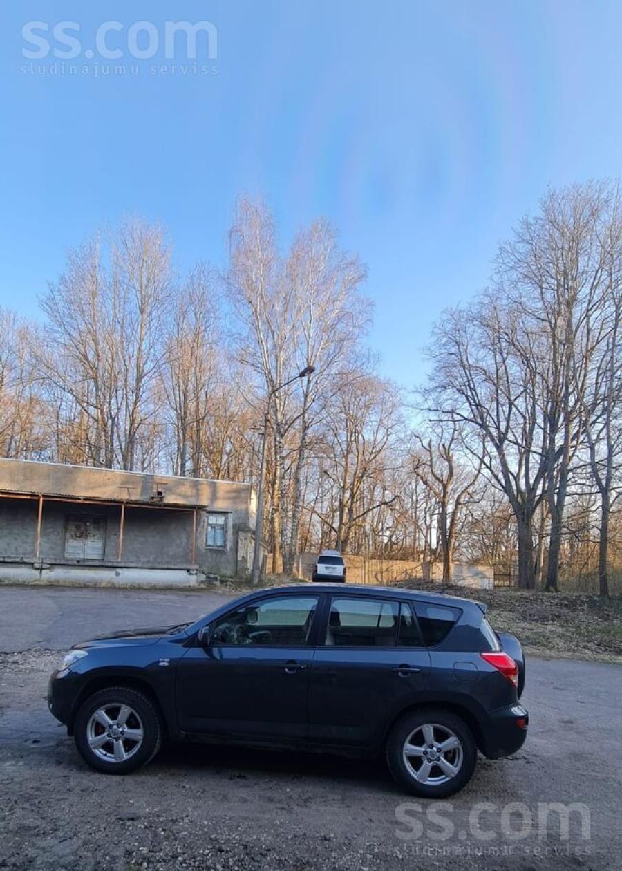 Grey Toyota RAV4 2007 in Riga, with an engine capacity of 2.20 L and mileage of 191 thousand km for 5300 €, photo 5 on AUTOMOTO.COM.LV