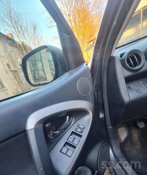 Grey Toyota RAV4 2007 in Riga, with an engine capacity of 2.20 L and mileage of 191 thousand km for 5300 €, photo 7 on AUTOMOTO.COM.LV