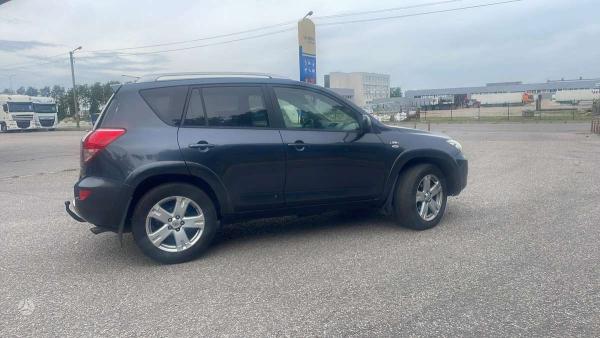 Pelēks Toyota RAV4 2007 Marijampole, ar dzinēja tilpumu 2.20 L un nobraukumu 244 tūkst. km par 3499 €, foto 5 vietnē AUTOMOTO.COM.LV