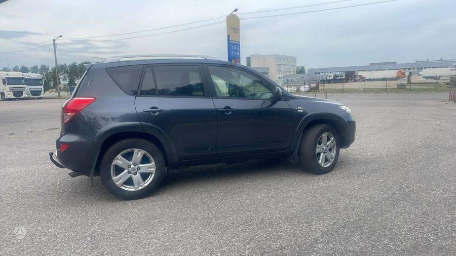 Pelēks Toyota RAV4 2007 Marijampole, ar dzinēja tilpumu 2.20 L un nobraukumu 244 tūkst. km par 3499 €, foto 5 vietnē AUTOMOTO.COM.LV