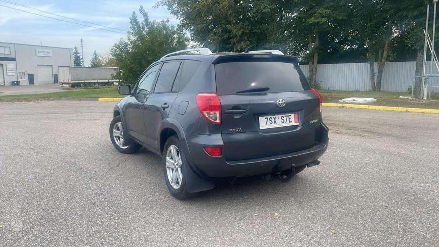 Pelēks Toyota RAV4 2007 Marijampole, ar dzinēja tilpumu 2.20 L un nobraukumu 244 tūkst. km par 3499 €, foto 9 vietnē AUTOMOTO.COM.LV