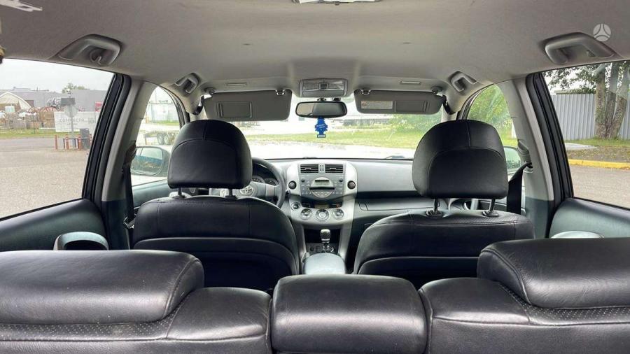 Pelēks Toyota RAV4 2007 Marijampole, ar dzinēja tilpumu 2.20 L un nobraukumu 244 tūkst. km par 3499 €, foto 13 vietnē AUTOMOTO.COM.LV