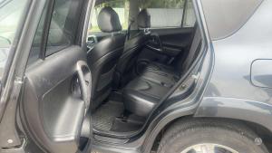 Pelēks Toyota RAV4 2007 Marijampole, ar dzinēja tilpumu 2.20 L un nobraukumu 244 tūkst. km par 3499 €, foto 14 vietnē AUTOMOTO.COM.LV