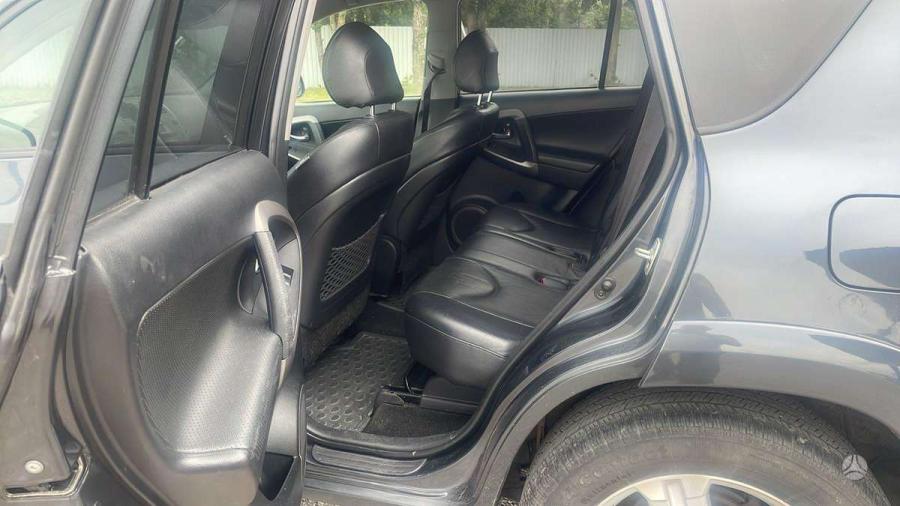 Pelēks Toyota RAV4 2007 Marijampole, ar dzinēja tilpumu 2.20 L un nobraukumu 244 tūkst. km par 3499 €, foto 14 vietnē AUTOMOTO.COM.LV