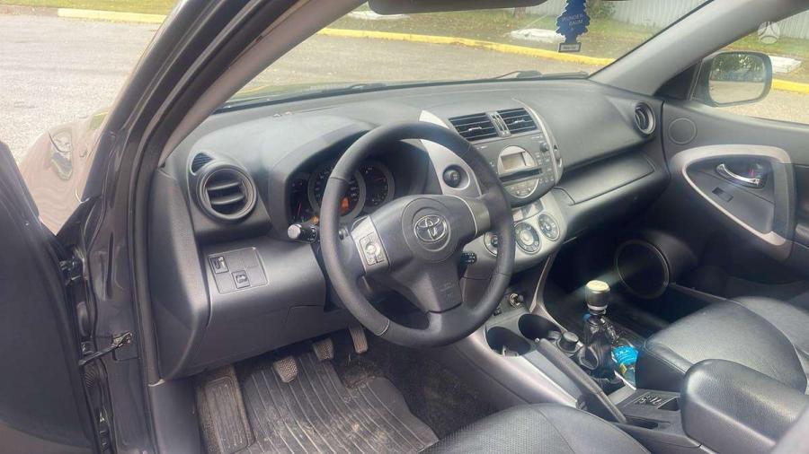 Pelēks Toyota RAV4 2007 Marijampole, ar dzinēja tilpumu 2.20 L un nobraukumu 244 tūkst. km par 3499 €, foto 16 vietnē AUTOMOTO.COM.LV