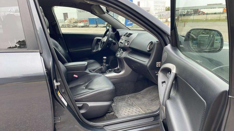 Pelēks Toyota RAV4 2007 Marijampole, ar dzinēja tilpumu 2.20 L un nobraukumu 244 tūkst. km par 3499 €, foto 17 vietnē AUTOMOTO.COM.LV