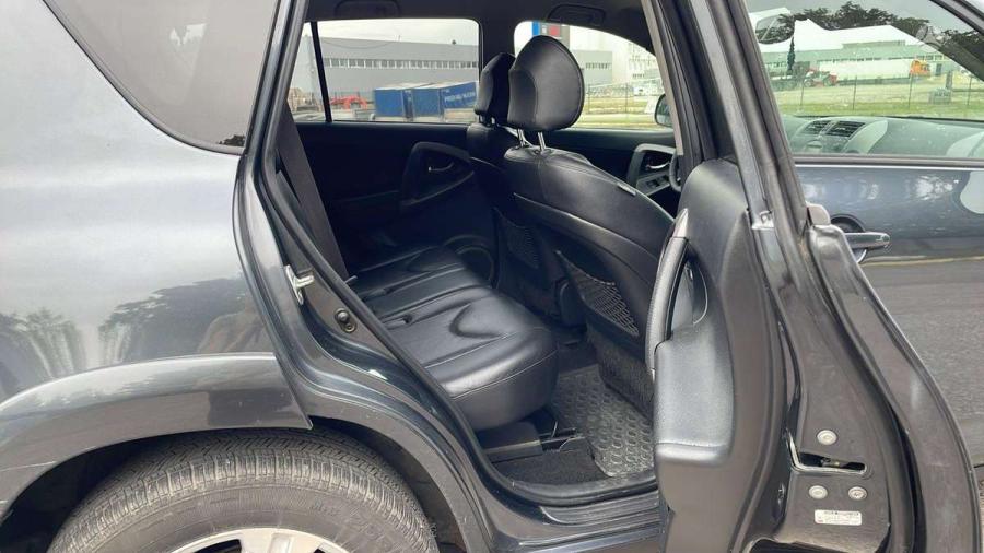 Pelēks Toyota RAV4 2007 Marijampole, ar dzinēja tilpumu 2.20 L un nobraukumu 244 tūkst. km par 3499 €, foto 18 vietnē AUTOMOTO.COM.LV