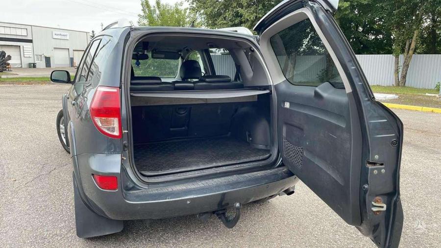 Pelēks Toyota RAV4 2007 Marijampole, ar dzinēja tilpumu 2.20 L un nobraukumu 244 tūkst. km par 3499 €, foto 21 vietnē AUTOMOTO.COM.LV