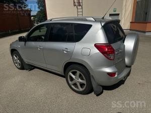 Pelēks Toyota RAV4 2007 Rīga, ar dzinēja tilpumu 2.20 L un nobraukumu 193 tūkst. km par 4200 €, foto  vietnē AUTOMOTO.COM.LV