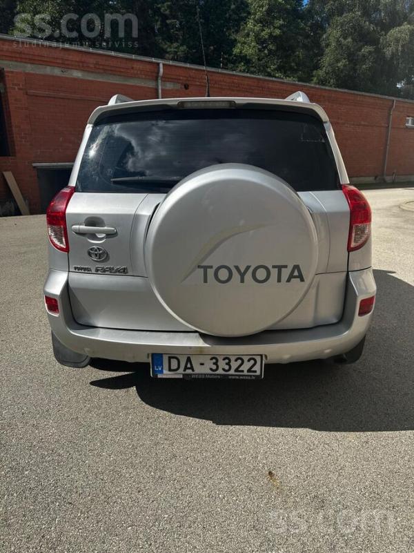Pelēks Toyota RAV4 2007 Rīga, ar dzinēja tilpumu 2.20 L un nobraukumu 193 tūkst. km par 4200 €, foto 3 vietnē AUTOMOTO.COM.LV