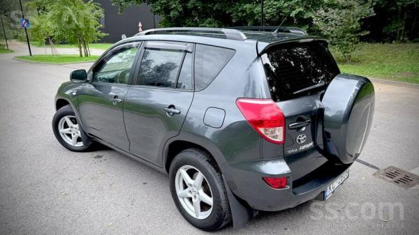 Grey Toyota RAV4 2007 in Ogre, with an engine capacity of 2.20 L and mileage of 170 thousand km for 4600 €, photo 4 on AUTOMOTO.COM.LV