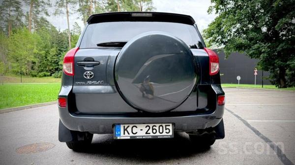 Grey Toyota RAV4 2007 in Ogre, with an engine capacity of 2.20 L and mileage of 170 thousand km for 4600 €, photo 7 on AUTOMOTO.COM.LV