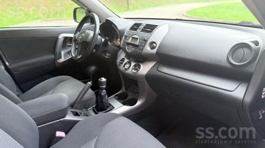 Pelēks Toyota RAV4 2007 Ogre, ar dzinēja tilpumu 2.20 L un nobraukumu 170 tūkst. km par 4600 €, foto 9 vietnē AUTOMOTO.COM.LV