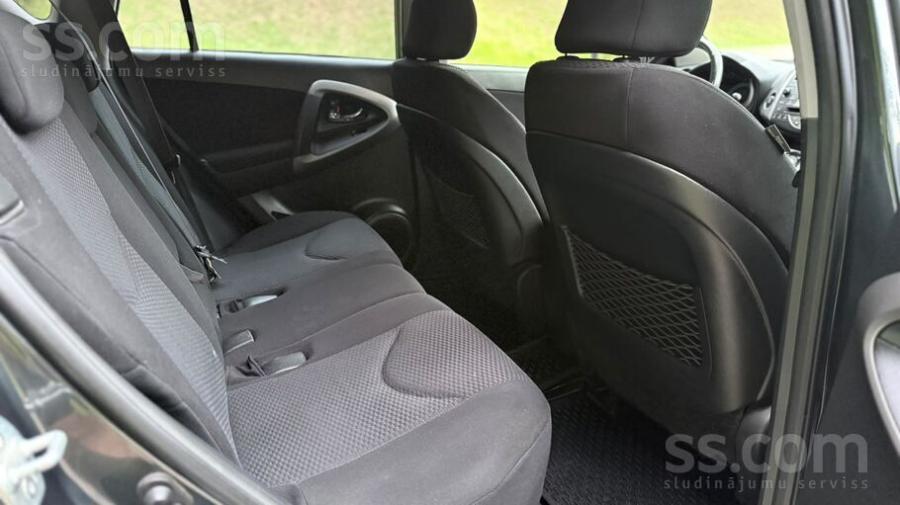 Pelēks Toyota RAV4 2007 Ogre, ar dzinēja tilpumu 2.20 L un nobraukumu 170 tūkst. km par 4600 €, foto 10 vietnē AUTOMOTO.COM.LV