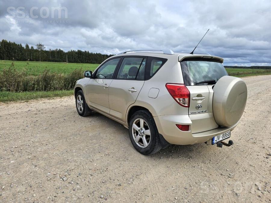 Grey Toyota RAV4 2007 in Riga, with an engine capacity of 2.00 L and mileage of 270 thousand km for 4500 €, photo 4 on AUTOMOTO.COM.LV