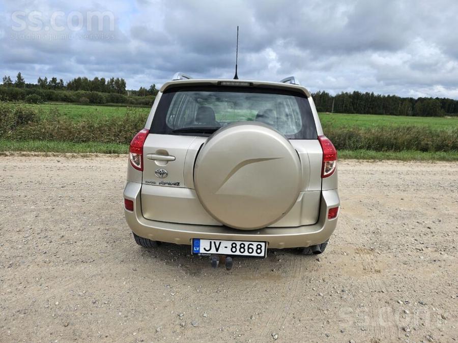 Grey Toyota RAV4 2007 in Riga, with an engine capacity of 2.00 L and mileage of 270 thousand km for 4500 €, photo 5 on AUTOMOTO.COM.LV