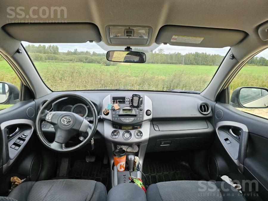 Grey Toyota RAV4 2007 in Riga, with an engine capacity of 2.00 L and mileage of 270 thousand km for 4500 €, photo 7 on AUTOMOTO.COM.LV