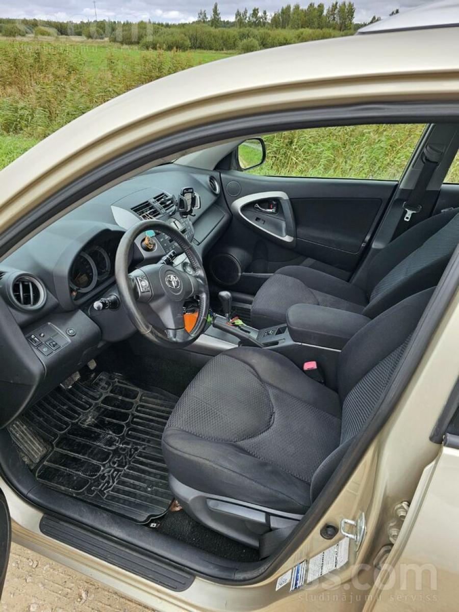 Grey Toyota RAV4 2007 in Riga, with an engine capacity of 2.00 L and mileage of 270 thousand km for 4500 €, photo 9 on AUTOMOTO.COM.LV