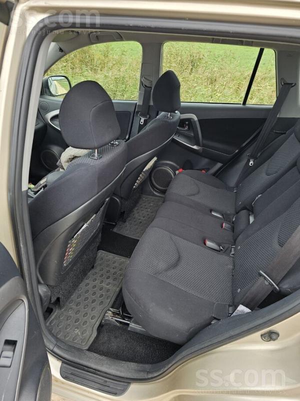 Pelēks Toyota RAV4 2007 Rīga, ar dzinēja tilpumu 2.00 L un nobraukumu 270 tūkst. km par 4500 €, foto 10 vietnē AUTOMOTO.COM.LV