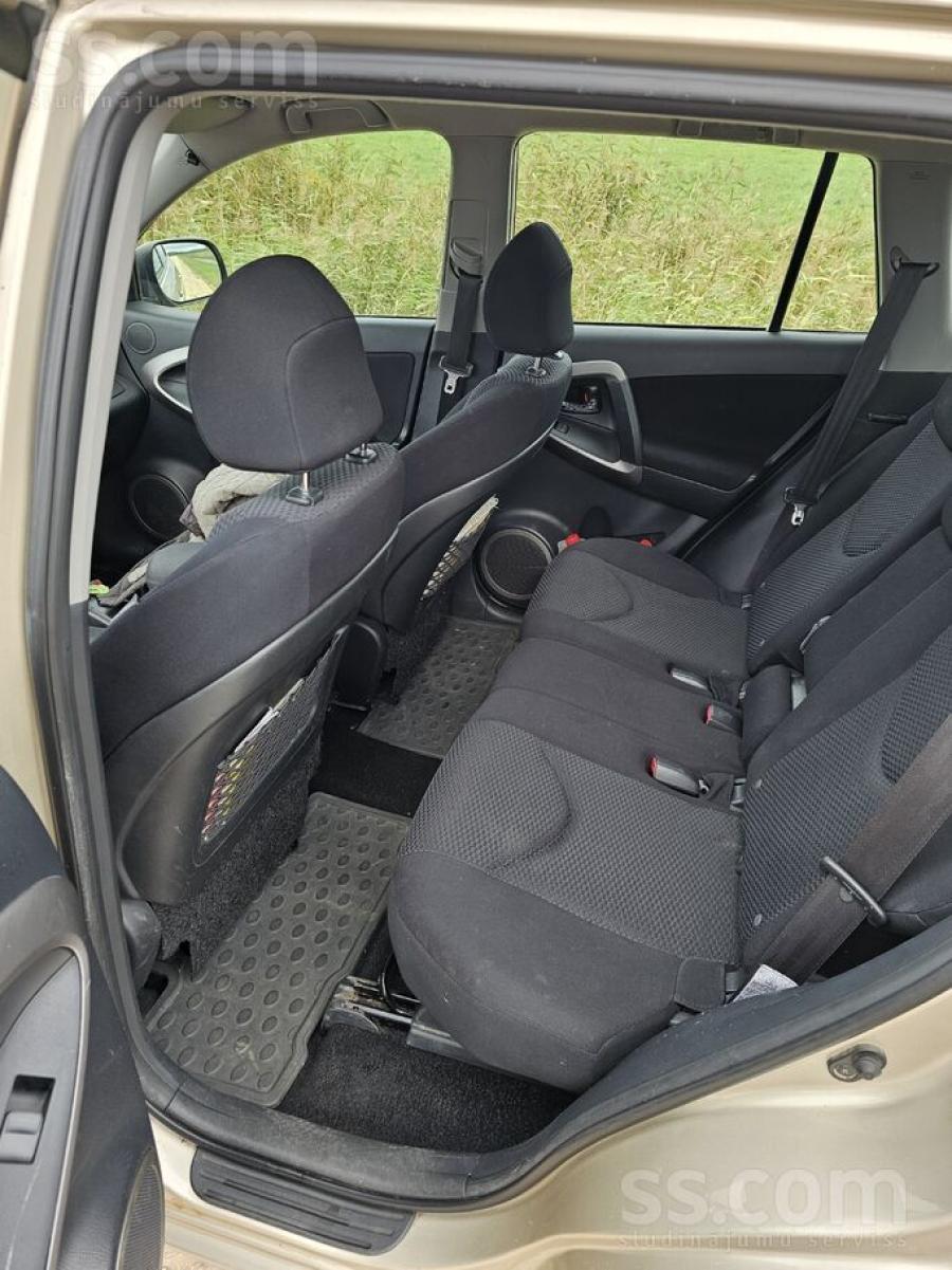 Grey Toyota RAV4 2007 in Riga, with an engine capacity of 2.00 L and mileage of 270 thousand km for 4500 €, photo 10 on AUTOMOTO.COM.LV