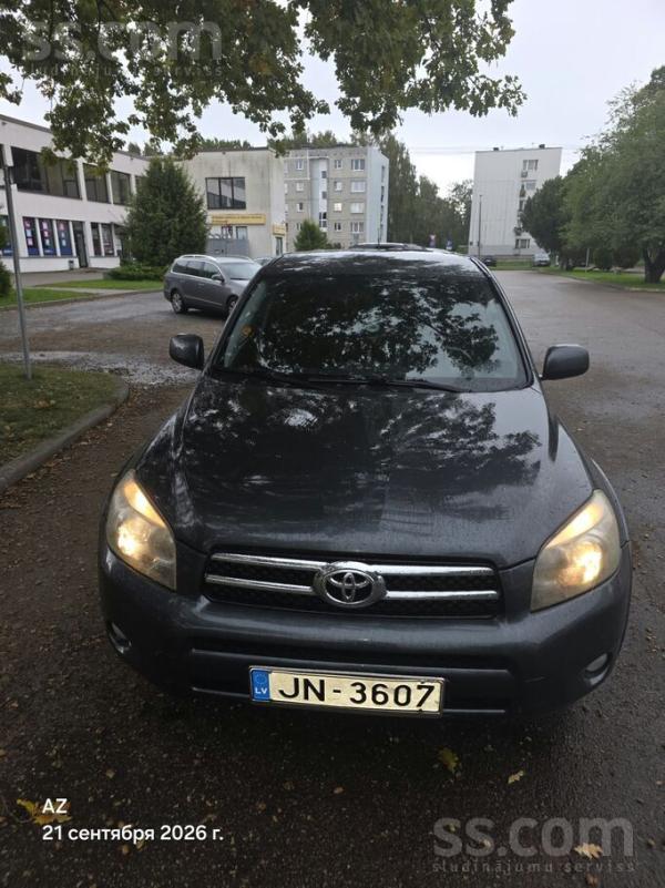Toyota RAV4 2007 in Riga on AUTOMOTO.COM.LV Grey Toyota RAV4 2007 in Riga, with an engine capacity of 2.20 L and mileage of 247 thousand km for 3500 €, photo 4 on AUTOMOTO.COM.LV