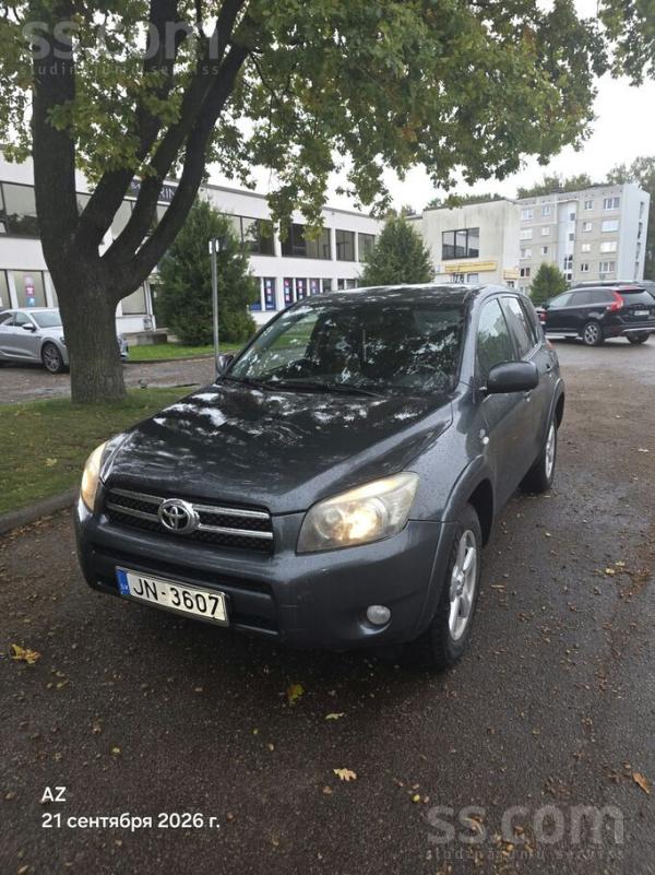 Toyota RAV4 2007 in Riga on AUTOMOTO.COM.LV Grey Toyota RAV4 2007 in Riga, with an engine capacity of 2.20 L and mileage of 247 thousand km for 3500 €, photo 5 on AUTOMOTO.COM.LV
