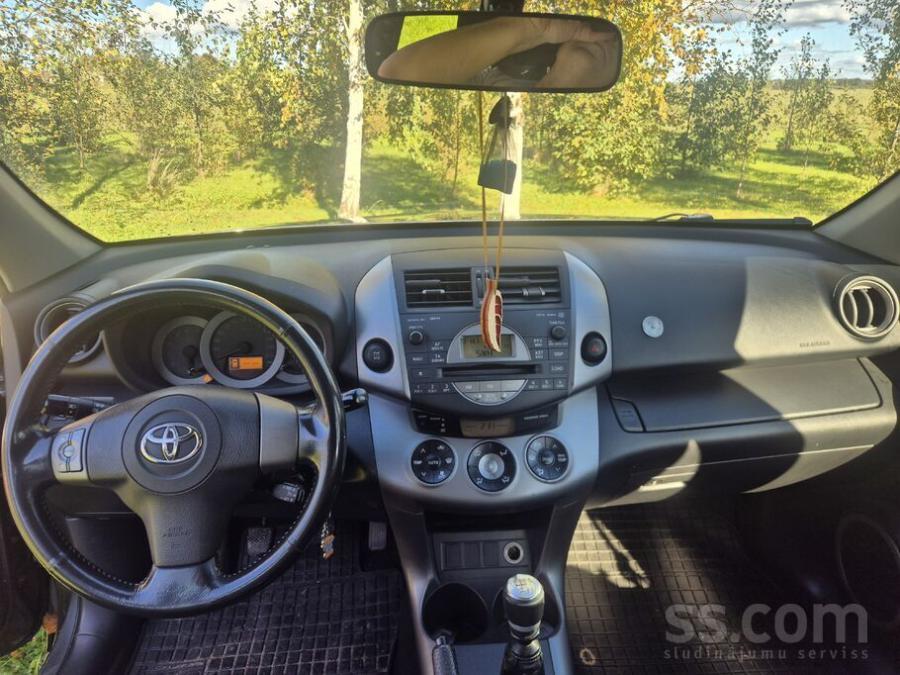 Grey Toyota RAV4 2007 in Liepaja, with an engine capacity of 2.00 L and mileage of 309 thousand km for 3300 €, photo 4 on AUTOMOTO.COM.LV