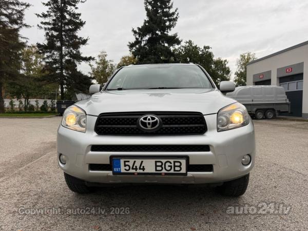 Grey Toyota RAV4 2007 in Tartu, with an engine capacity of 2.20 L and mileage of 406 thousand km for 3500 €, photo 5 on AUTOMOTO.COM.LV