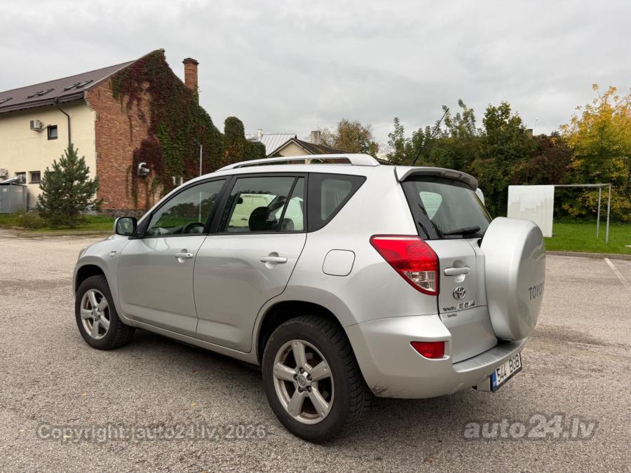 Pelēks Toyota RAV4 2007 Tartu, ar dzinēja tilpumu 2.20 L un nobraukumu 406 tūkst. km par 3500 €, foto 6 vietnē AUTOMOTO.COM.LV
