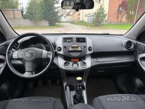 Pelēks Toyota RAV4 2007 Tartu, ar dzinēja tilpumu 2.20 L un nobraukumu 406 tūkst. km par 3500 €, foto 13 vietnē AUTOMOTO.COM.LV