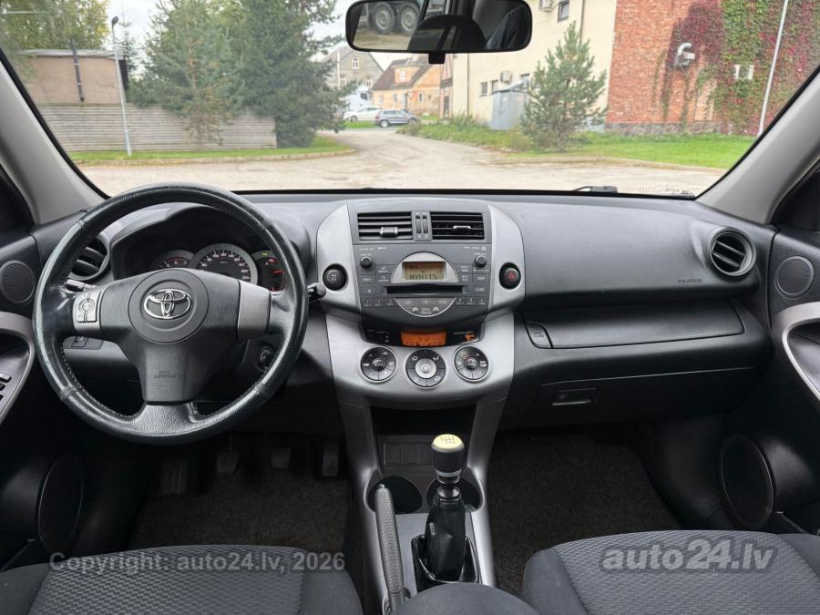 Pelēks Toyota RAV4 2007 Tartu, ar dzinēja tilpumu 2.20 L un nobraukumu 406 tūkst. km par 3500 €, foto 13 vietnē AUTOMOTO.COM.LV