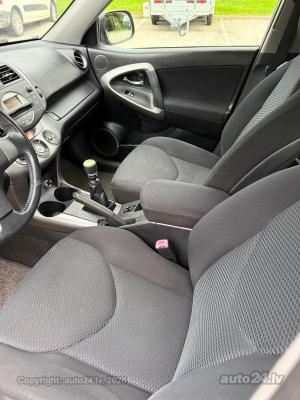 Pelēks Toyota RAV4 2007 Tartu, ar dzinēja tilpumu 2.20 L un nobraukumu 406 tūkst. km par 3500 €, foto 14 vietnē AUTOMOTO.COM.LV