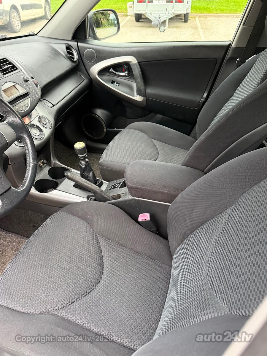 Pelēks Toyota RAV4 2007 Tartu, ar dzinēja tilpumu 2.20 L un nobraukumu 406 tūkst. km par 3500 €, foto 14 vietnē AUTOMOTO.COM.LV