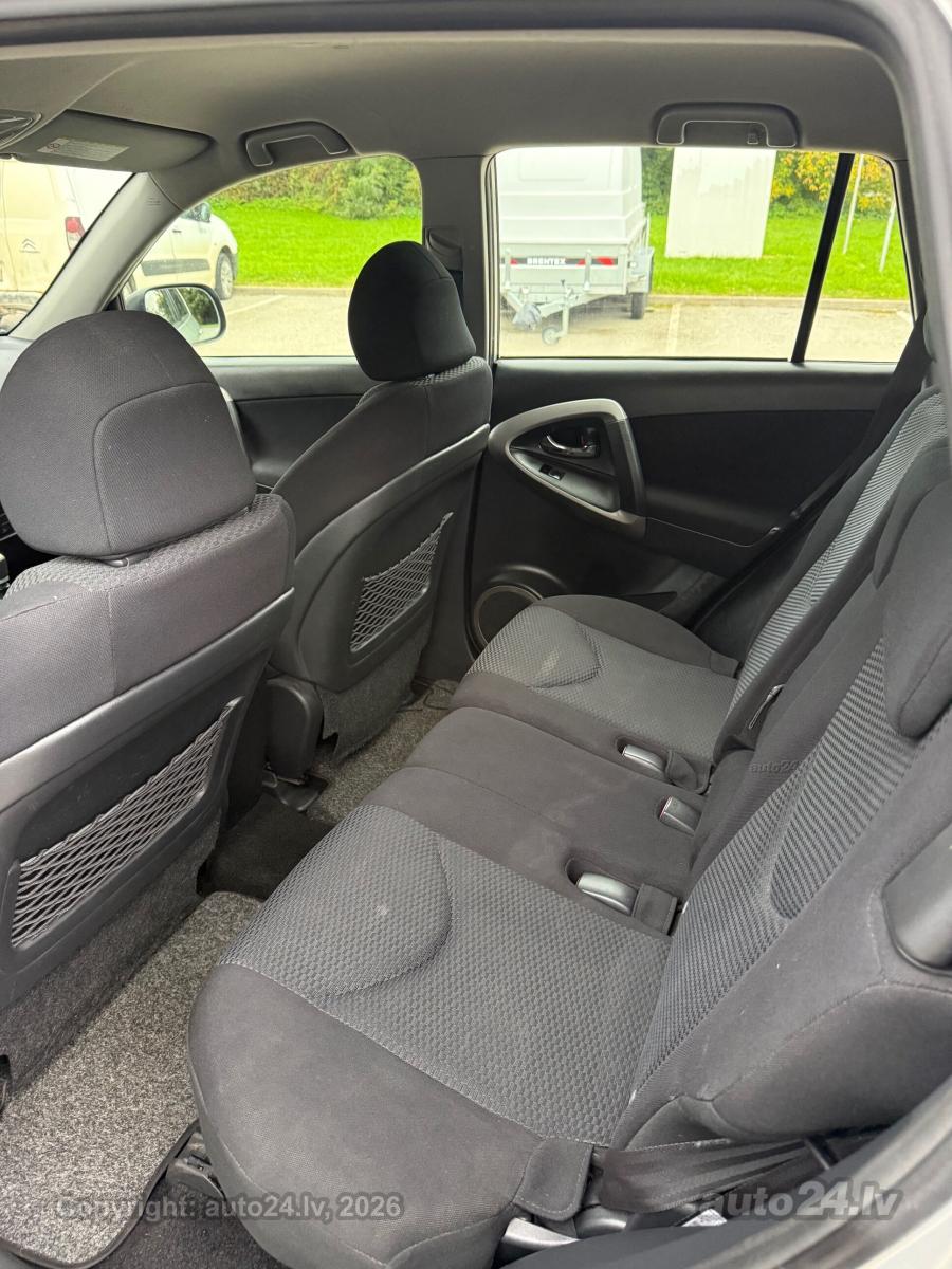 Pelēks Toyota RAV4 2007 Tartu, ar dzinēja tilpumu 2.20 L un nobraukumu 406 tūkst. km par 3500 €, foto 15 vietnē AUTOMOTO.COM.LV
