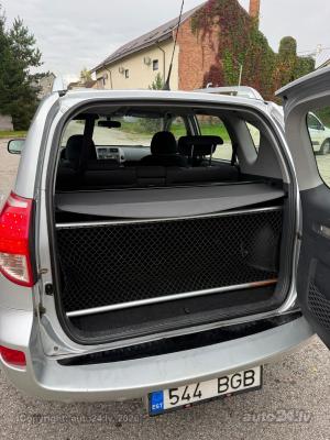 Pelēks Toyota RAV4 2007 Tartu, ar dzinēja tilpumu 2.20 L un nobraukumu 406 tūkst. km par 3500 €, foto 17 vietnē AUTOMOTO.COM.LV