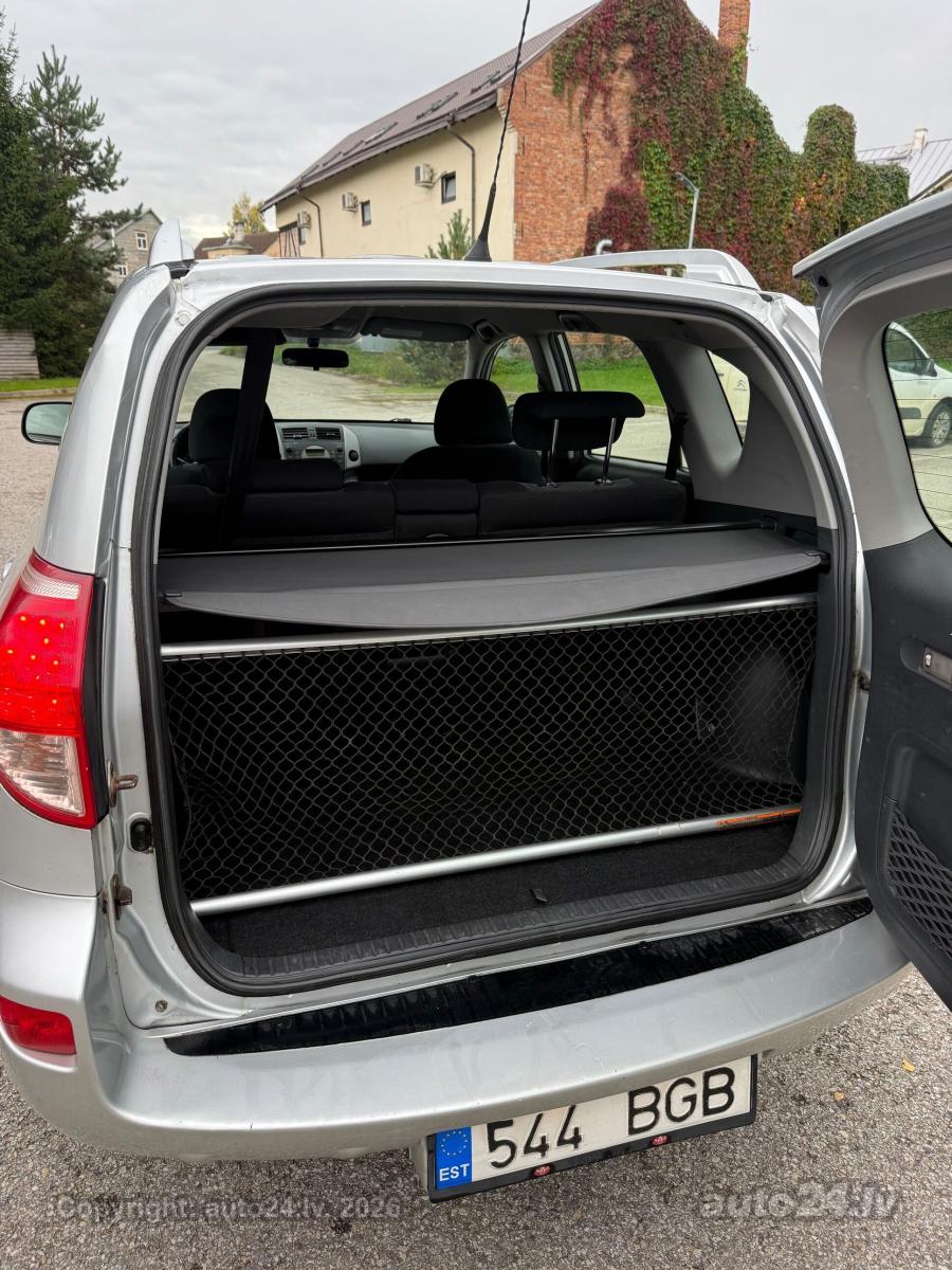Pelēks Toyota RAV4 2007 Tartu, ar dzinēja tilpumu 2.20 L un nobraukumu 406 tūkst. km par 3500 €, foto 17 vietnē AUTOMOTO.COM.LV