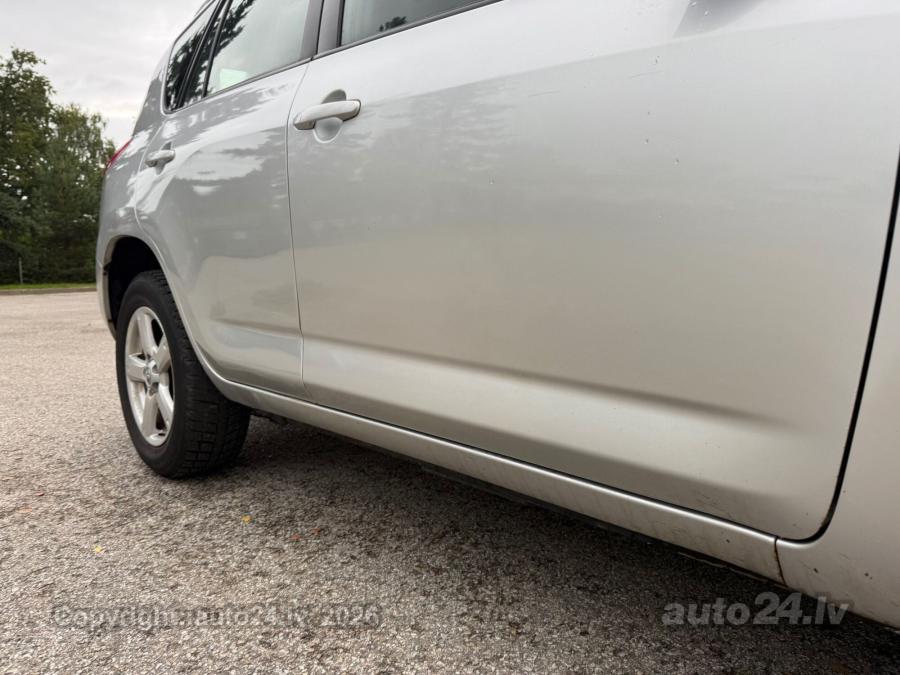 Pelēks Toyota RAV4 2007 Tartu, ar dzinēja tilpumu 2.20 L un nobraukumu 406 tūkst. km par 3500 €, foto 20 vietnē AUTOMOTO.COM.LV