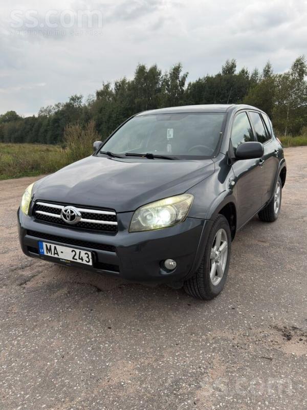 Grey Toyota RAV4 2007 in Talsi, with an engine capacity of 2.20 L and mileage of 313 thousand km for 2000 €, photo 1 on AUTOMOTO.COM.LV
