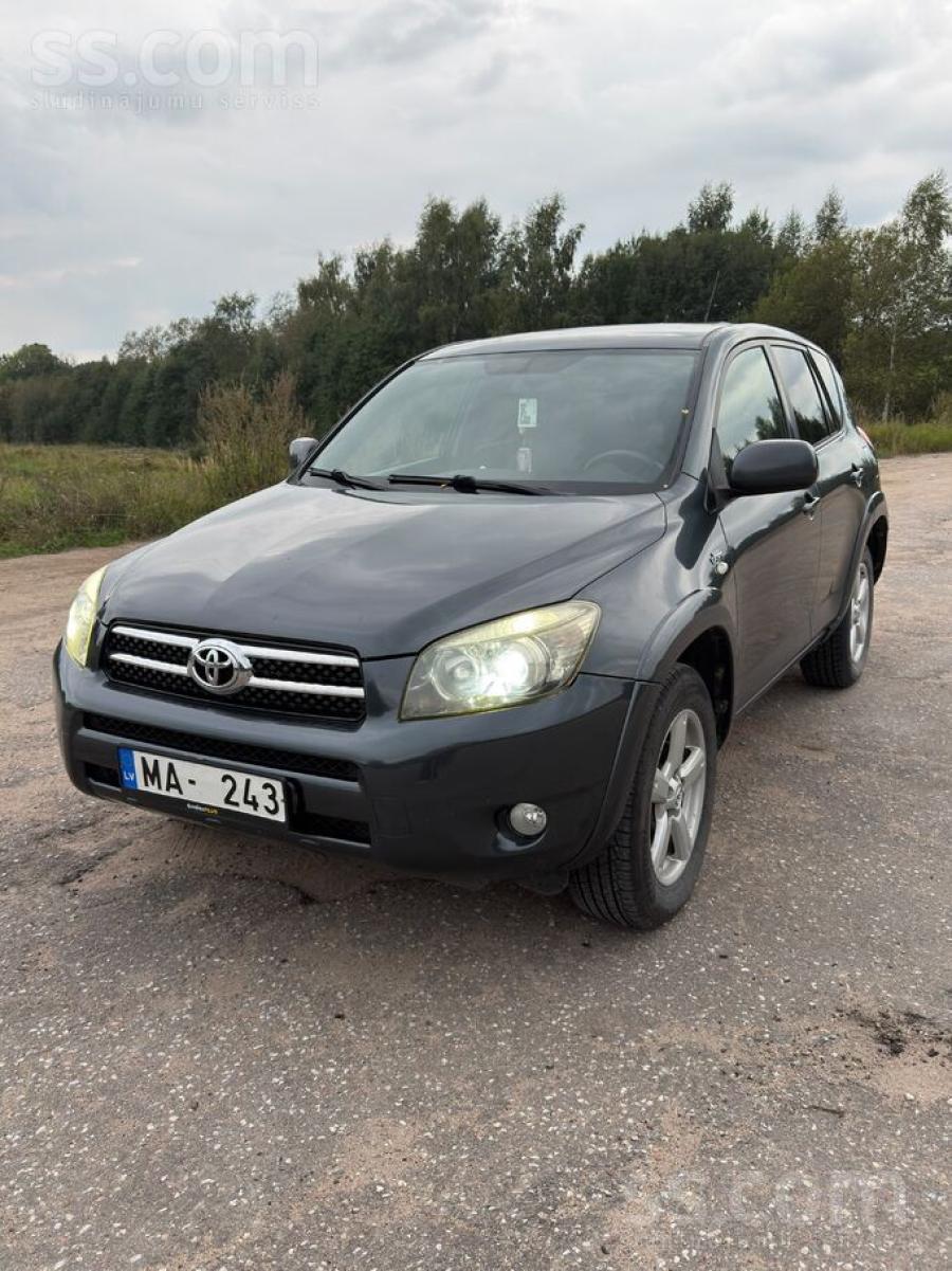 Pelēks Toyota RAV4 2007 Talsi, ar dzinēja tilpumu 2.20 L un nobraukumu 313 tūkst. km par 2000 €, foto 1 vietnē AUTOMOTO.COM.LV