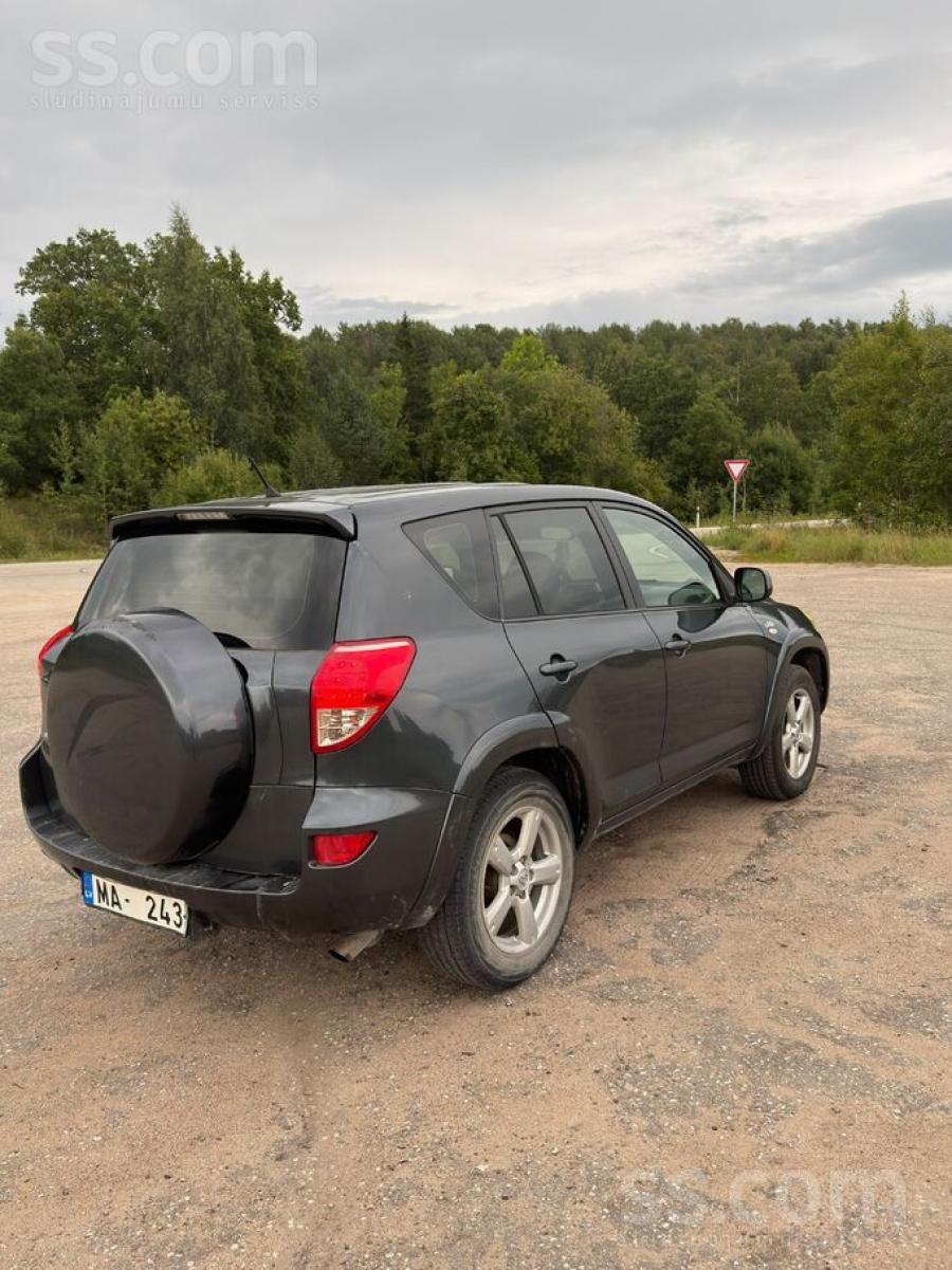 Pelēks Toyota RAV4 2007 Talsi, ar dzinēja tilpumu 2.20 L un nobraukumu 313 tūkst. km par 2000 €, foto 3 vietnē AUTOMOTO.COM.LV