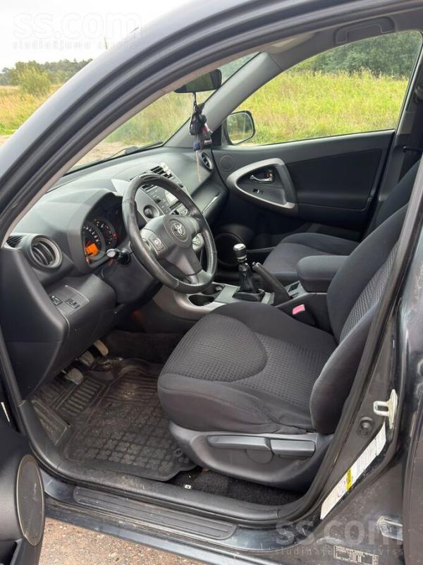 Grey Toyota RAV4 2007 in Talsi, with an engine capacity of 2.20 L and mileage of 313 thousand km for 2000 €, photo 4 on AUTOMOTO.COM.LV